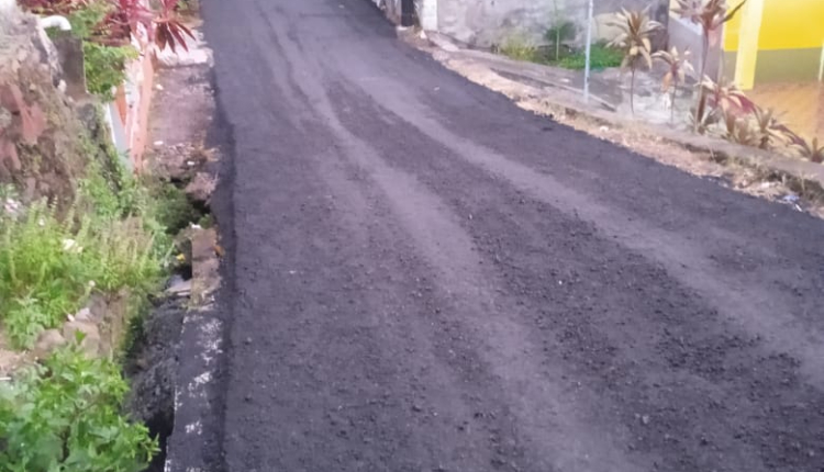 Baru Dikerjakan, Aspal Jalan di Kalumata Ternate Dikelupas Warga Pakai ...